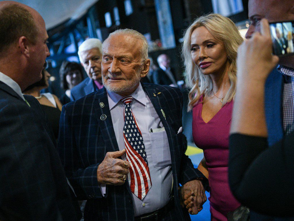 Buzz Aldrin, segunda persona en pisar la Luna, se casa al cumplir 93 años • Once Noticias