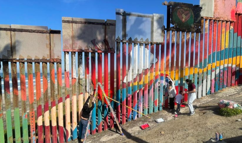 Enrique Chiu plasma su arte en muro fronterizo • Once Noticias