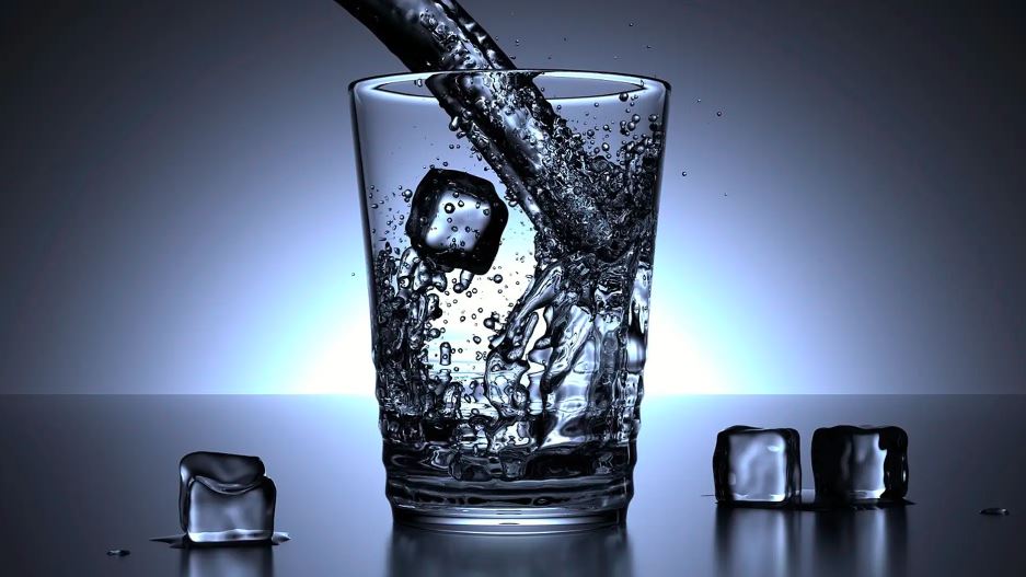 ¿Es bueno beber agua helada en temporada de calor? • Once Noticias