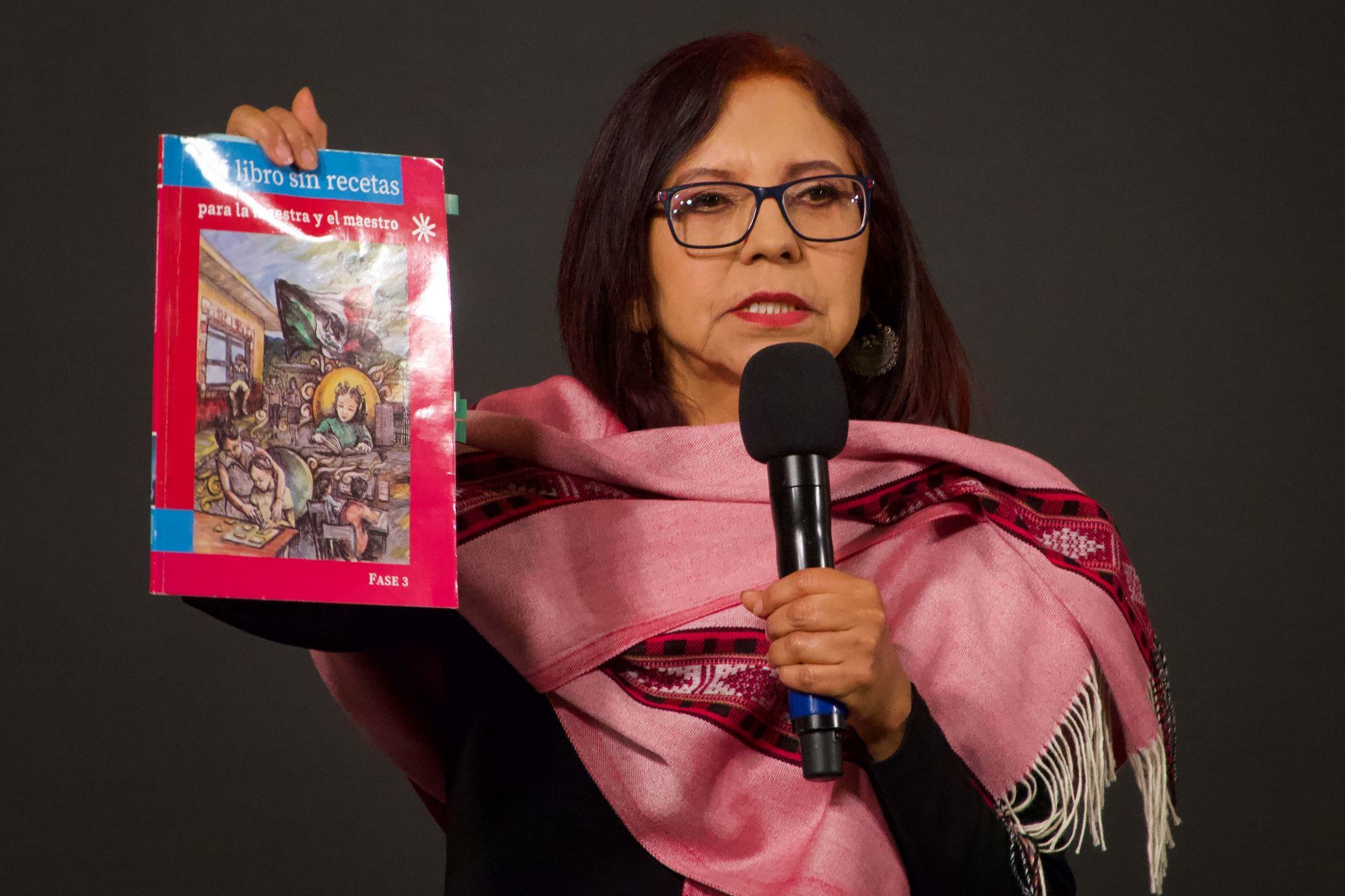 Retrógrada, idea de quemar Libros de Texto: SEP • Once Noticias